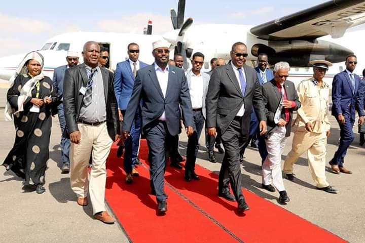 (Daawo) Qaabkii loo soo dhaweeyay madaxweyne Axmed Madoobe – Radio Daljir (Daawo) Qaabkii loo soo dhaweeyay madaxweyne Axmed Madoobe – Radio Daljir