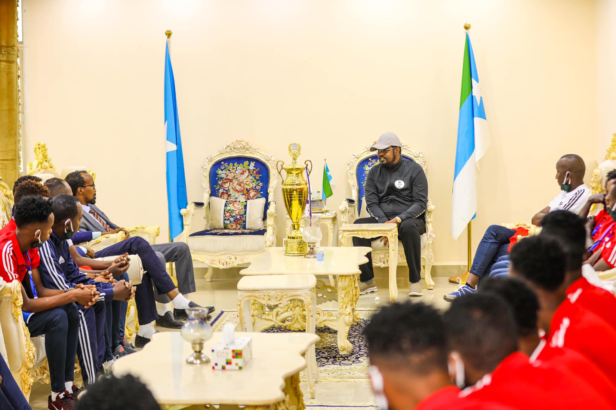 Madaxweynaha Jubbaland oo kulan sagootin ah qaatay Xulka kubada cagta ... Madaxweynaha Jubbaland oo kulan sagootin ah qaatay Xulka kubada cagta ...