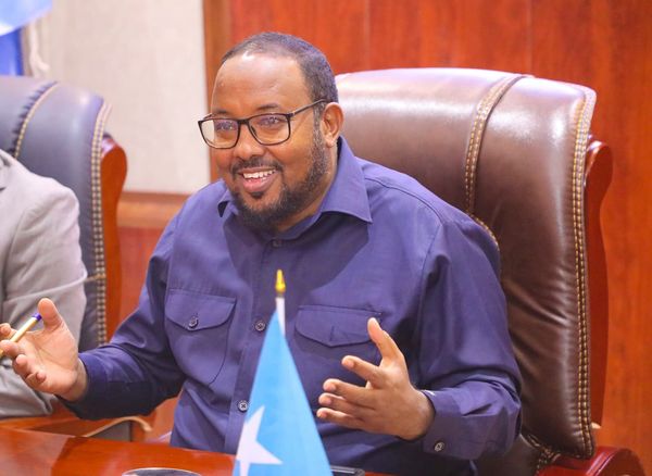 Hoggaamiyaha oo shir-guddoomiyay kulanka Todobaadlaha ah ee Golaha ... Hoggaamiyaha oo shir-guddoomiyay kulanka Todobaadlaha ah ee Golaha ...
